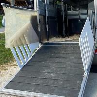 China Ribbed Surface Horse Trailer Mats Ramp Safety Wear Resistant With Bars for sale