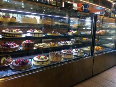 China Commercial Large Capacity Cake Showcase Chiller With 2 Upper Glass Shelves for sale