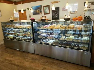 China Triple Glazed Anti-Fog Front Glass Bakery Case Fridge With Ventilated Cooling for sale