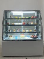 China Curved Glass Cake Display Fridge with Triple Glazed Anti-Fog Glass R290 Refrigerant and Digital Dixell Thermostat for sale