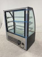 China Curved Glass Cake Display Fridge with Triple Glazed Anti-Fog Glass R290 Refrigerant and Digital Dixell Thermostat for sale