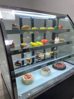 China Curved Glass Cake Display Fridge with Triple Glazed Anti-Fog Glass R290 Refrigerant and Digital Dixell Thermostat for sale