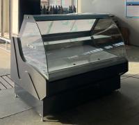 China 1500mm Serve‑over Meat Display Counter with Lift‑up Glass & Panoramic Endpanels for sale