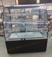 China 1200mm 3‑Tier Curved Cake Showcase Curved‑Glass Air‑Cooled Dessert Chiller for sale