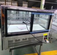 China 900MM Medium Counter‑Top Cake Refrigerated Showcase Air‑Cooled Metal‑Shelf Commercial Cooler for sale
