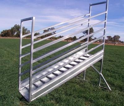 China 3250x3250x1700mm Australia Standard Hot Dippd Galvanized Standard Cattle Ramp for sale