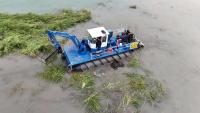 China Self Propelled Amphibious Dredger 6.5m Dredging Depth 40 Inch Draught for sale