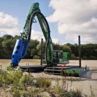 China Amphibious Excavator 4000mm Excavation Height 750mm Track Shoe Width 4.2m Digging Arm for sale