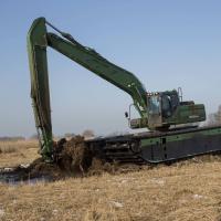 China Amphibious Excavator 4000mm Excavation Height 750mm Track Shoe Width 4.2m Digging Arm for sale