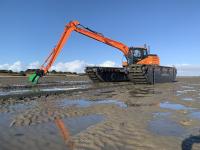 China Amphibious Excavator 4000mm Excavation Height 750mm Track Shoe Width 4.2m Digging Arm for sale