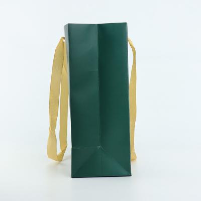 China 210gsm Coated Printed Luxury Paper Bags Glossy Lamination for Shopping Custom Logo for sale
