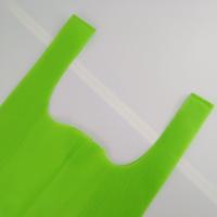 China Custom Non Woven T Shirt Shopping Bag 30x40cm Green Tote Handle Anti Pull for sale