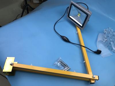 China 60 Inch Dual Strut Flex Arm LED Loading Dock Light with 110V/240V Options and 1060mm Reach for Warehouse Illumination for sale