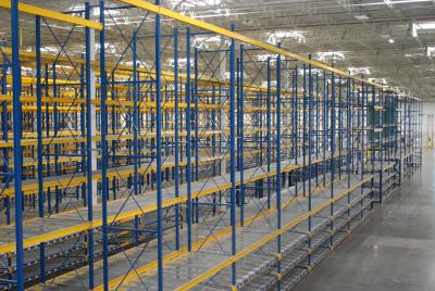 China Industrial Heavy Duty Storage Racks With Wire Decking For Logistics Distribution Center for sale