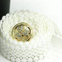 China Circular Fashion Pins And Brooches Golden Alloy Studded Diamond 2.5cm Size for sale