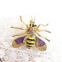China Alloy Fashion Brooch Pin , Gold Bee Brooch With Shiny Diamond OEM ODM for sale
