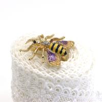 China Alloy Fashion Brooch Pin , Gold Bee Brooch With Shiny Diamond OEM ODM for sale