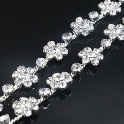 China Silver Copper Plated Diamond Rhinestone Necklace Welded Flower Shape for sale