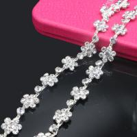 China Silver Copper Plated Diamond Rhinestone Necklace Welded Flower Shape for sale