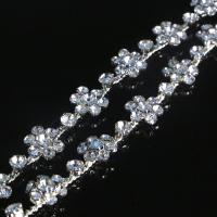 China Silver Copper Plated Diamond Rhinestone Necklace Welded Flower Shape for sale