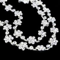 China Silver Copper Plated Diamond Rhinestone Necklace Welded Flower Shape for sale