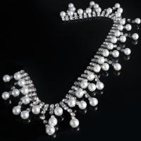 China Silver Pearl And Rhinestone Necklace Copper Material Inlaid Shiny Diamonds OEM for sale