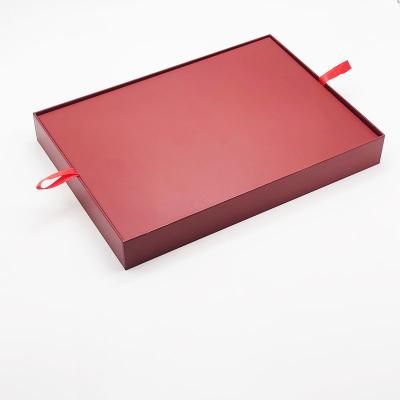 China Custom Rigid Cardboard Jewelry Gift Box with Hot Stamping - 2mm Grey Cardboard Construction & 500pcs MOQ for sale