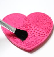 China Heart Shaped Silicone Makeup Mat Suction Cup Brush Cleaning Pad 150x110x20mm for sale