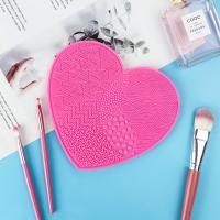 China Heart Shaped Silicone Makeup Mat Suction Cup Brush Cleaning Pad 150x110x20mm for sale