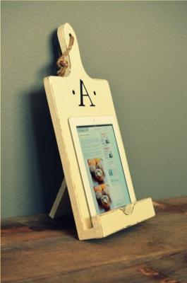 China Cutting Board Style Wooden Mobile Holder Stand 15x10 Cm Apply To Home Decor for sale