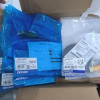 China E3F-DS10Y1 Omron 90-250VAC 10CM Cylindrical M18 Diffuse Photoelectric Sensor for sale