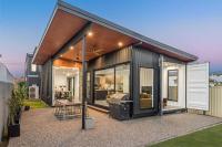 China Modular Luxury Living Container Prefabricated House 5950x3000x2800mm with Glass Wall and Steel Frame for sale