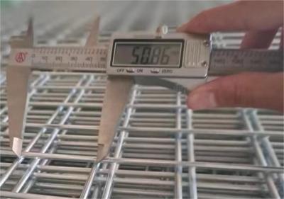China 12 Gauge 1/4 Inch Welded Wire Mesh Hot Dipped Galvanized with 122g/m² Zinc Coating and High Tensile Strength for sale