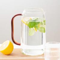 China Heat Resistant Borosilicate Glass Water Pitcher 1600ml 56 Oz With Amber Handle for sale