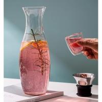China 46 Oz Hand Blown Glass Water Pitcher Heat Resistant 1300ml With Drip Free Lid for sale