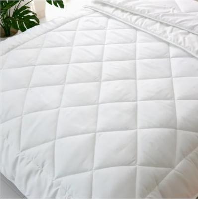 China Classic White Collection Quilt Lightweight Summer Diamond Comforter Quilt for sale