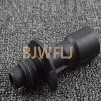 China Land Rover 4 Water Pump-Oil Cooler Pipe LR028136 Made by Professional with Steel Material for sale