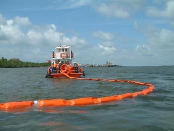 China PVC Oil Containment Boom 450mm Height with 20m Sections for Marine Spill Control and Pollution Protection for sale