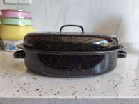 China Black Handmade Enamel Oval Roasters With Stainless Steel Rack Customized Logo for sale