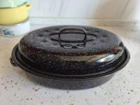 China Black Handmade Enamel Oval Roasters With Stainless Steel Rack Customized Logo for sale