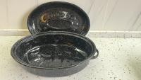 China Black Handmade Enamel Oval Roasters With Stainless Steel Rack Customized Logo for sale