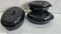 China Black Handmade Enamel Oval Roasters With Stainless Steel Rack Customized Logo for sale