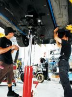 China 1T Heavy Duty Workshop Hydraulic Engine Telescoping Transmission Jack for sale