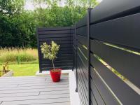 China Individual Panel Size 4'*7' Wire Mesh Unassembled Aluminum Fence Low Maintenance And Customizable for sale
