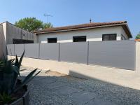 China Individual Panel Size 4'*7' Aluminium Horizontal Slat Fencing Low Maintenance And Customizable for sale