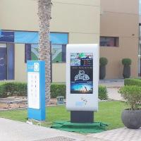 China Anti Glare Glass Digital Touch Screen Signage outdoor 65 Inch With Post Free Ads for sale