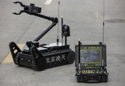 China ER2 EOD Explosive Ordnance Disposal Robot 80kg Weight with 5kg Payload and 6-Axis Arm for sale