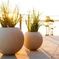 China Fiberglass Round Planter Box with Custom Matte or Shiny Finish - 10 Day Sample & 30 Day Production for sale