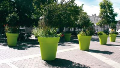 China QUANGUI QG-001 Fiberglass Flower Pots - Custom Sizes with 10-Day Sample Period for Indoor Outdoor Decor for sale