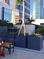 China QUANGUI QG-001 Custom Fiberglass Planters with 10-Day Sample Production and Weather-Resistant Design for sale